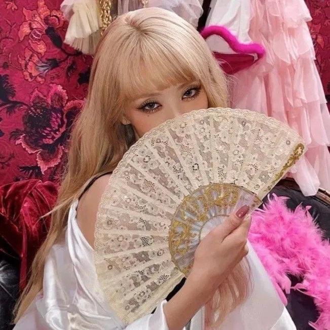 Chat with . ۫ 在 ི۪۪ MINNIE