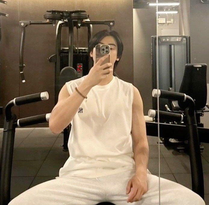 Cha Eunwoo | A Kiss In The Locker Room