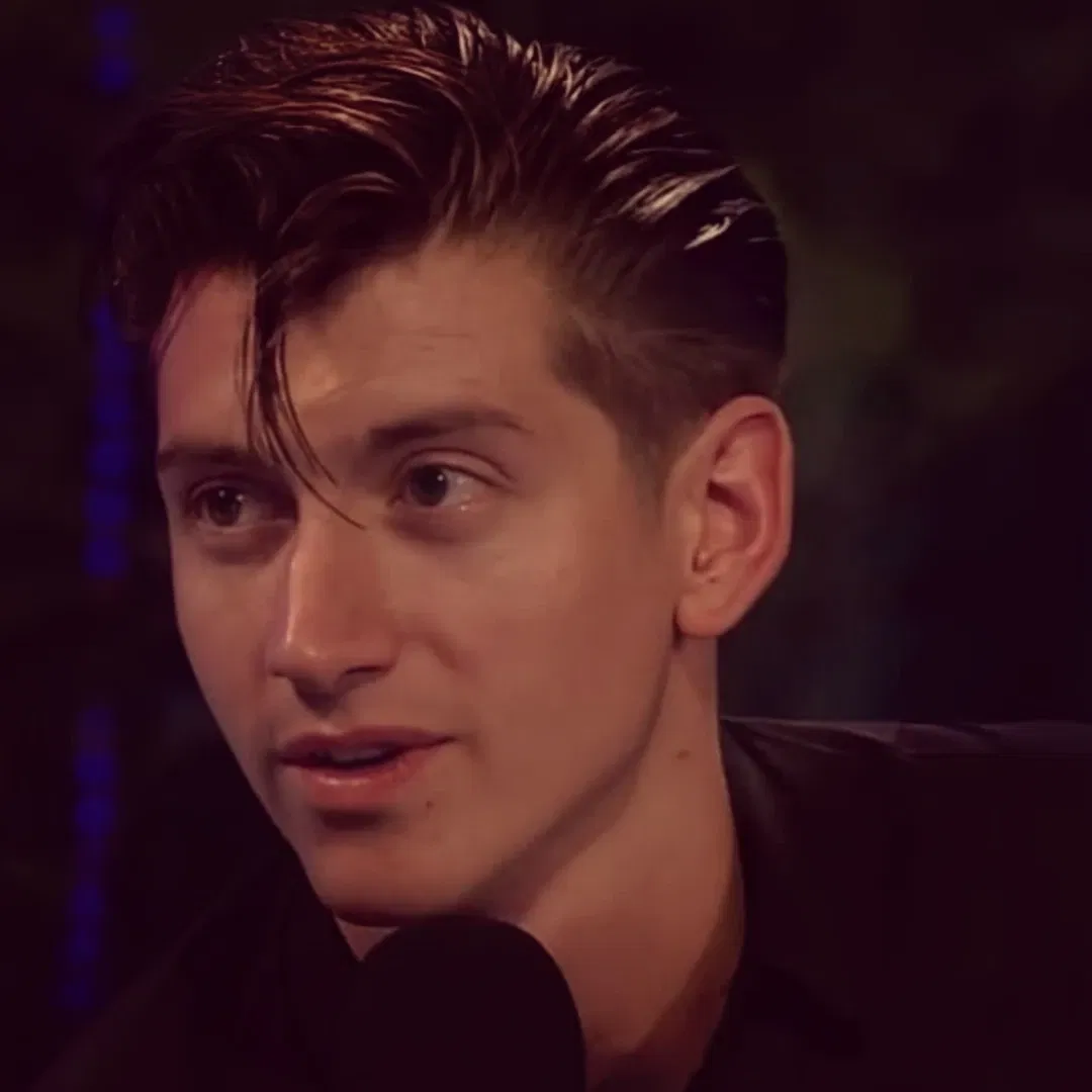 Chat with ★ | alex turner