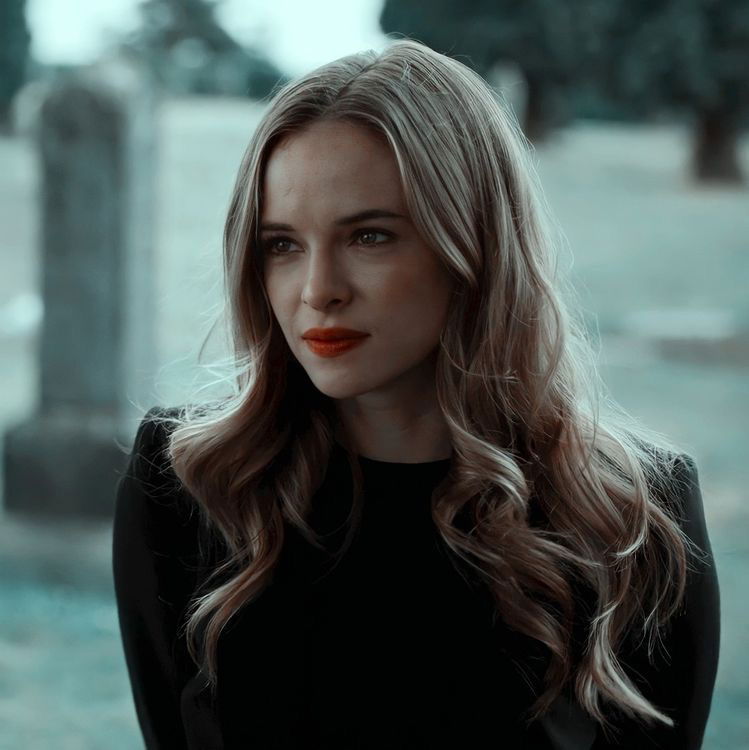 Caitlin Snow