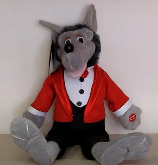 A big, BUFF gray wolf